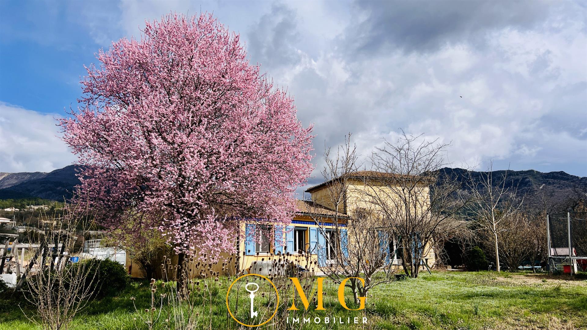 Charming renovated country house with building land