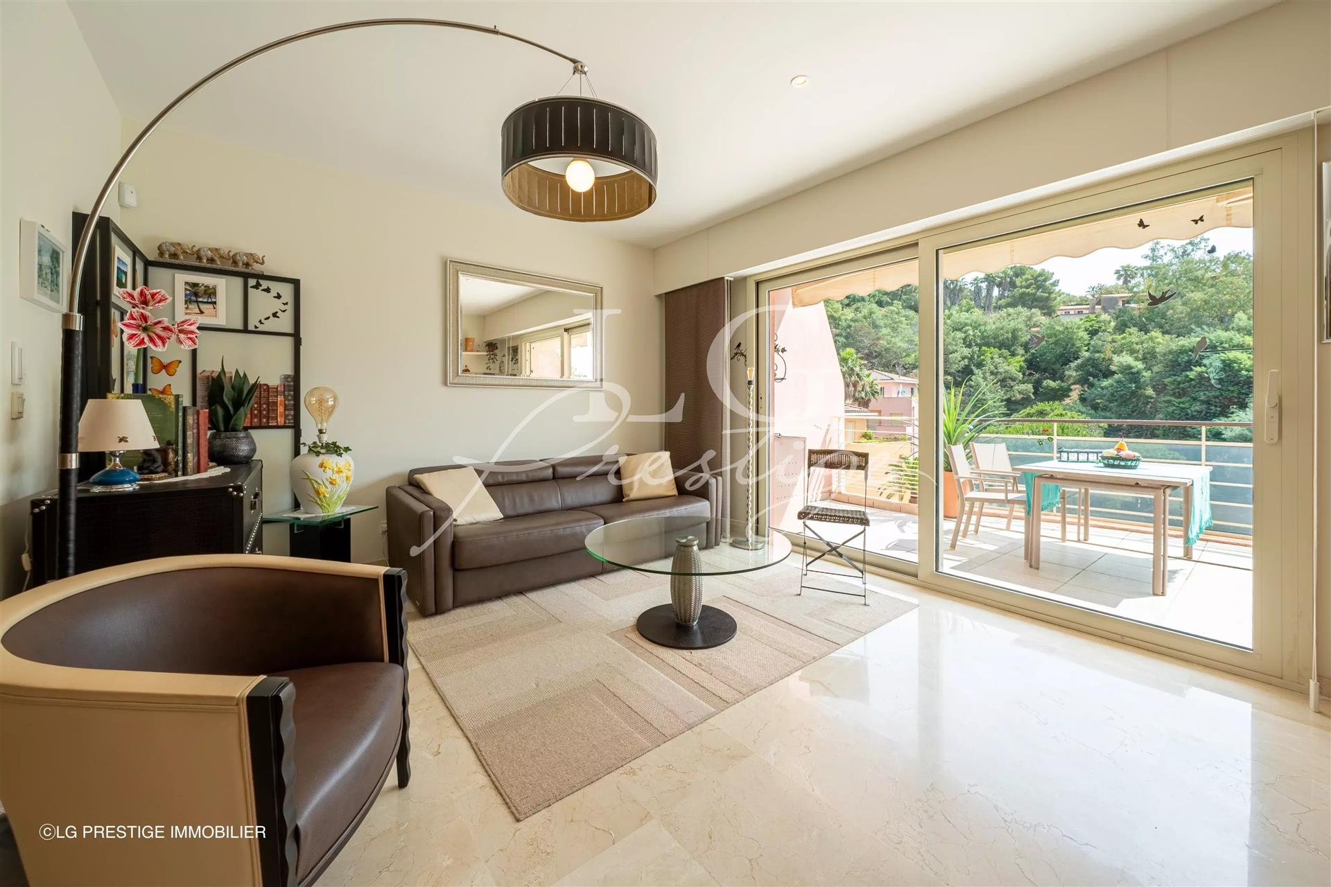 Luxury apartment with sea view and beach within walking distance